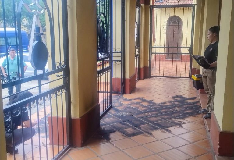 Ataque incendiario a la parroquia del Padre Ignacio con nota exigiendo ...